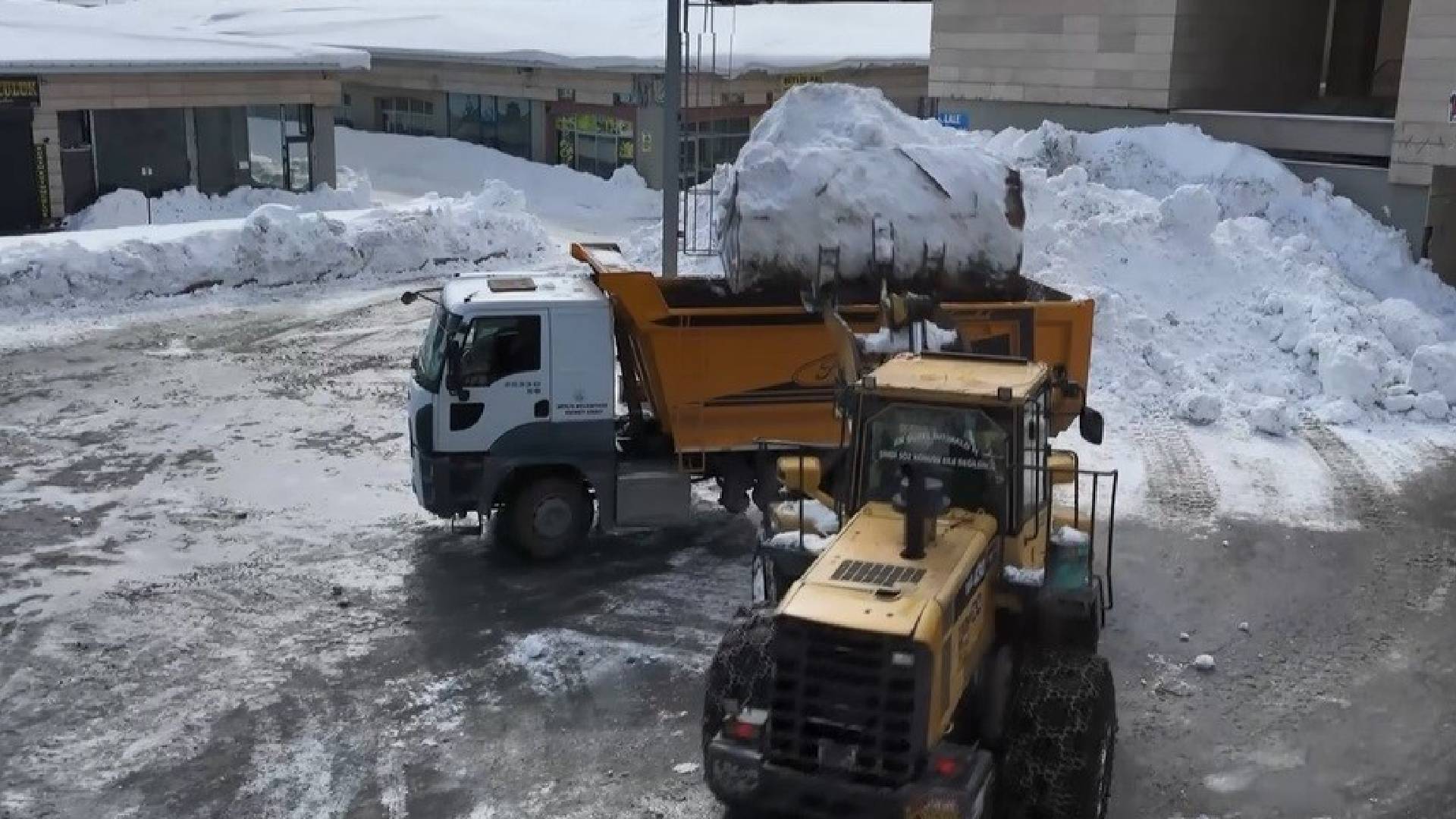 Bitlis’te Kar Yığınları Kamyonlarla Şehir dışına Taşınıyor - Bitlis ...