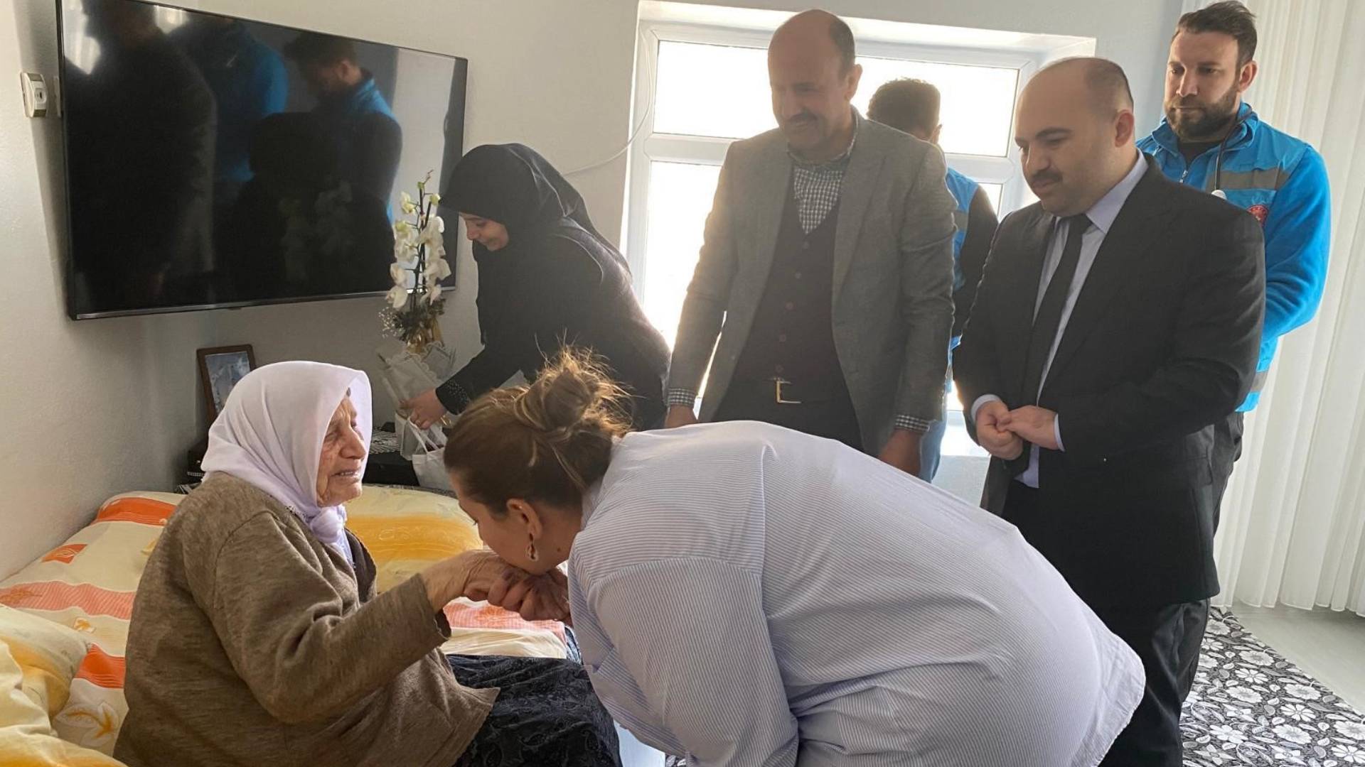 Bitlis’te 110 Yaşındaki Asırlık Çınara Anlamlı Ziyaret - Bitlis Haber ...